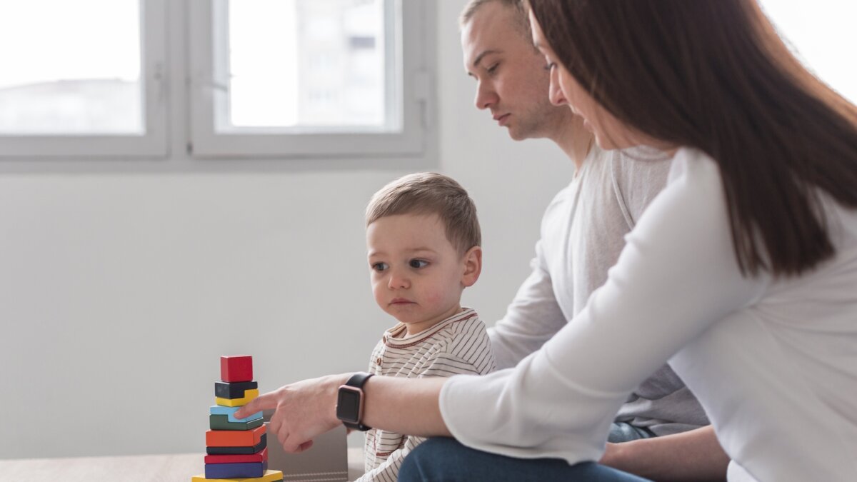 Hoe je de eerste tekenen van autisme bij kinderen kunt ontdekken